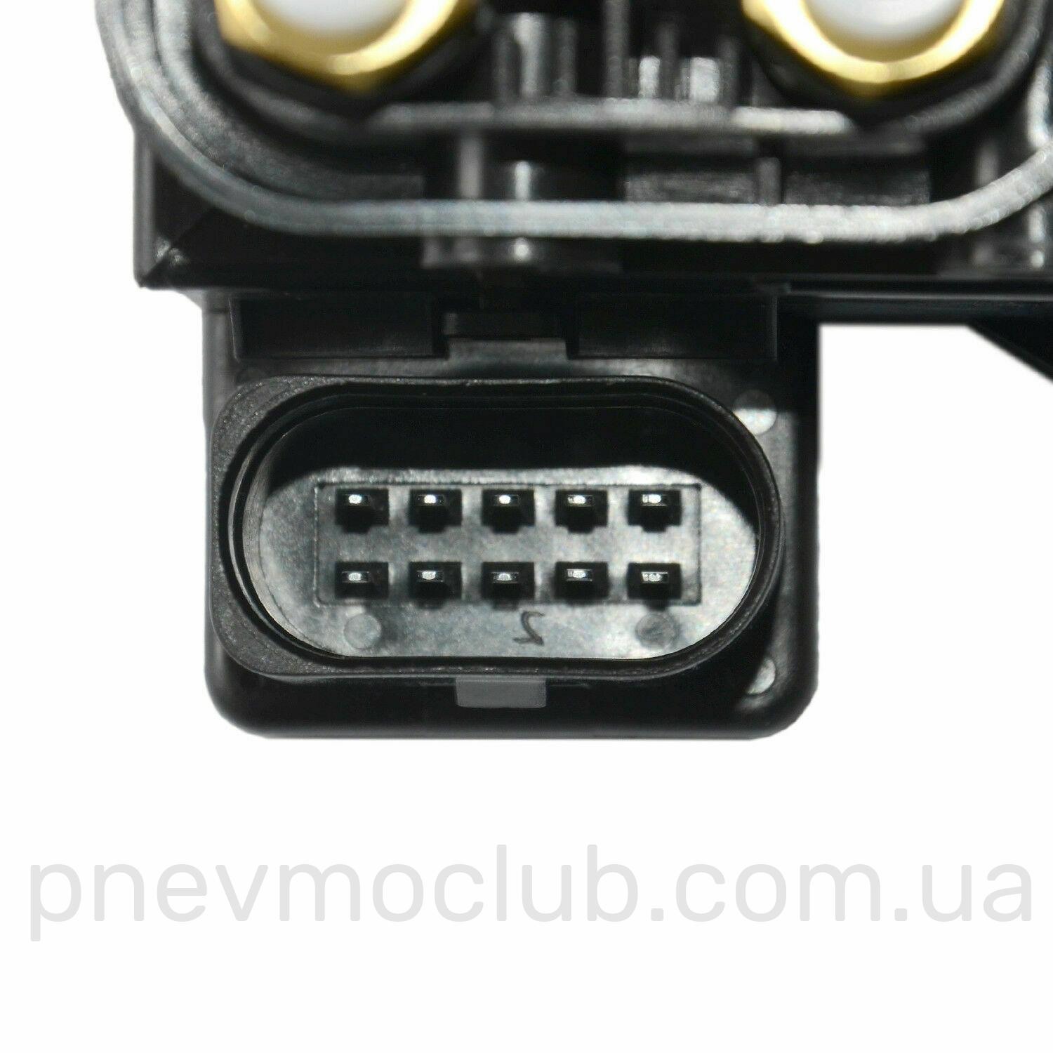 Блок клапанів пневмопідвіски Volkswagen Touareg 7L (7L0698014)